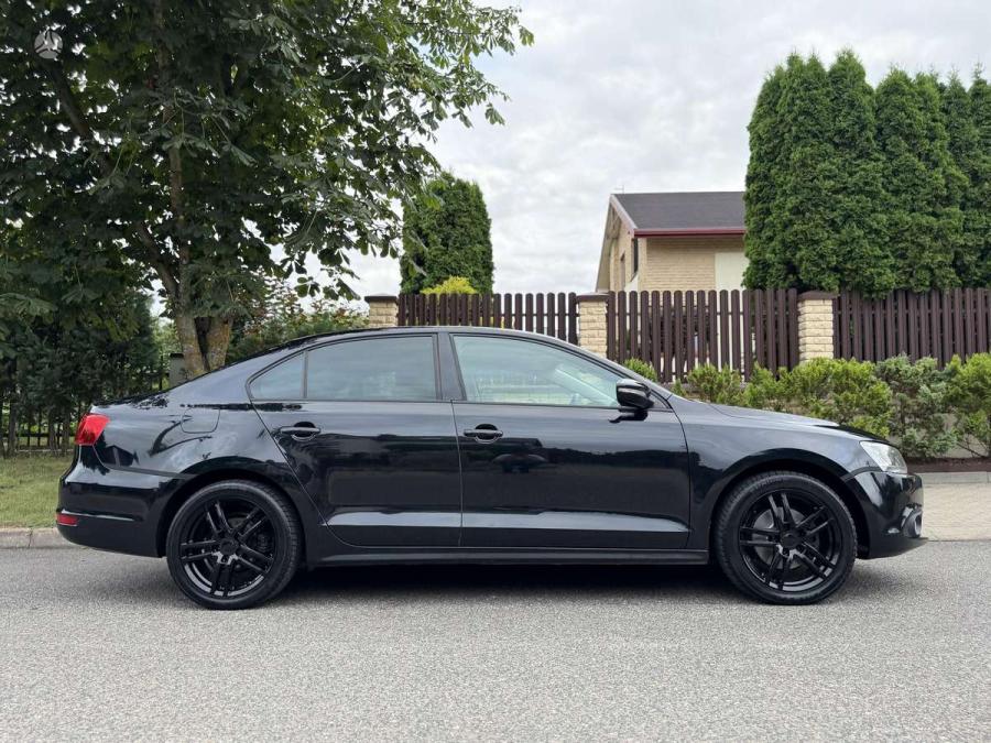 Черный Фольксваген Джетта 2015 в Вильнюс, объемом двигателя 1.40 л и пробегом 280 тыс. км за 4450 €, фото 6 на AUTOMOTO.COM.LV