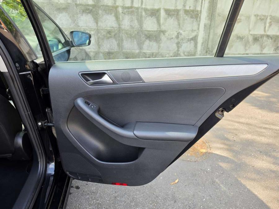 Melns Volkswagen Jetta 2015 Kauņa, ar dzinēja tilpumu 1.80 L un nobraukumu 187 tūkst. km par 2490 €, foto 26 vietnē AUTOMOTO.COM.LV