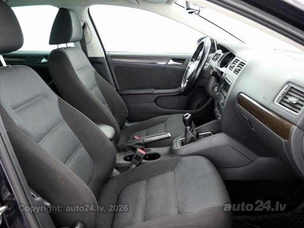 Black Volkswagen Jetta 2015 in Tallinn, with an engine capacity of 2.00 L and mileage of 247 thousand km for 4999 €, photo 7 on AUTOMOTO.COM.LV