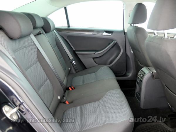 Black Volkswagen Jetta 2015 in Tallinn, with an engine capacity of 2.00 L and mileage of 247 thousand km for 4999 €, photo 8 on AUTOMOTO.COM.LV