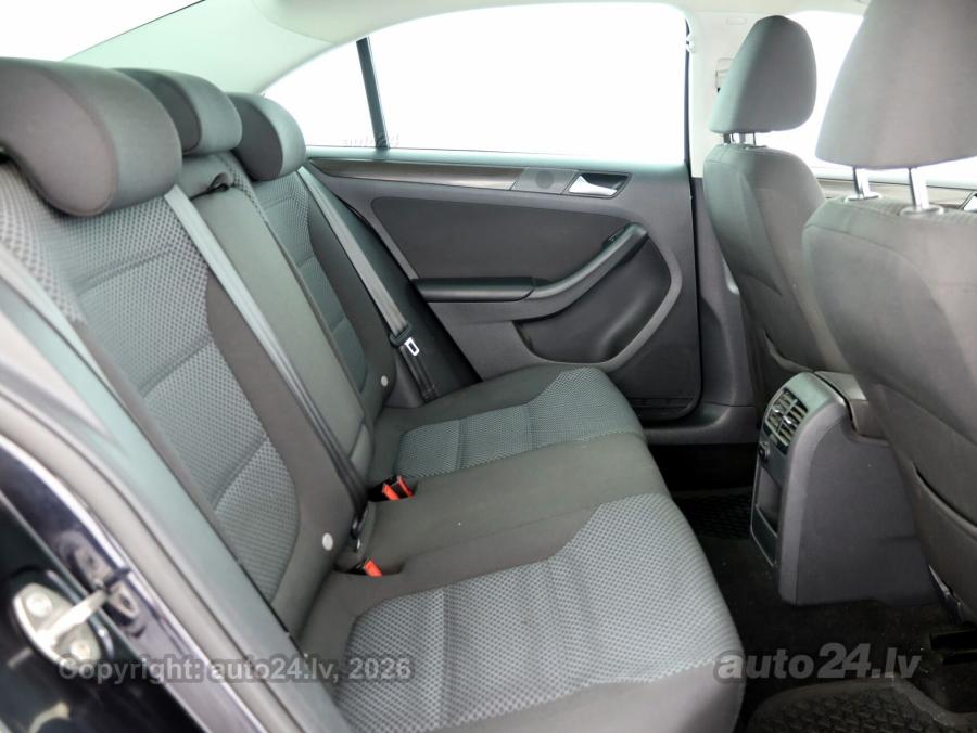 Melns Volkswagen Jetta 2015 Tallina, ar dzinēja tilpumu 2.00 L un nobraukumu 247 tūkst. km par 4999 €, foto 8 vietnē AUTOMOTO.COM.LV