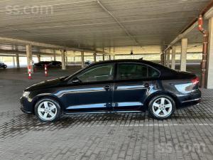 Black Volkswagen Jetta 2016 in Riga, with an engine capacity of 1.40 L and mileage of 125 thousand km for 3500 €, photo 2 on AUTOMOTO.COM.LV