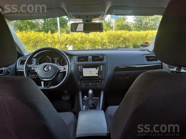 Black Volkswagen Jetta 2016 in Riga, with an engine capacity of 1.40 L and mileage of 125 thousand km for 3500 €, photo 3 on AUTOMOTO.COM.LV