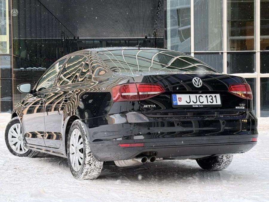 Black Volkswagen Jetta 2016 in Vilnius, with an engine capacity of 1.40 L and mileage of 93 thousand km for 8490 €, photo 4 on AUTOMOTO.COM.LV