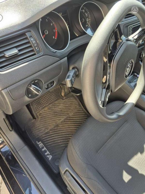 Melns Volkswagen Jetta 2016 Vilkaviškis, ar dzinēja tilpumu 1.40 L un nobraukumu 177 tūkst. km par 5900 €, foto 6 vietnē AUTOMOTO.COM.LV