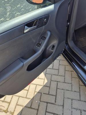 Melns Volkswagen Jetta 2016 Vilkaviškis, ar dzinēja tilpumu 1.40 L un nobraukumu 177 tūkst. km par 5900 €, foto 9 vietnē AUTOMOTO.COM.LV