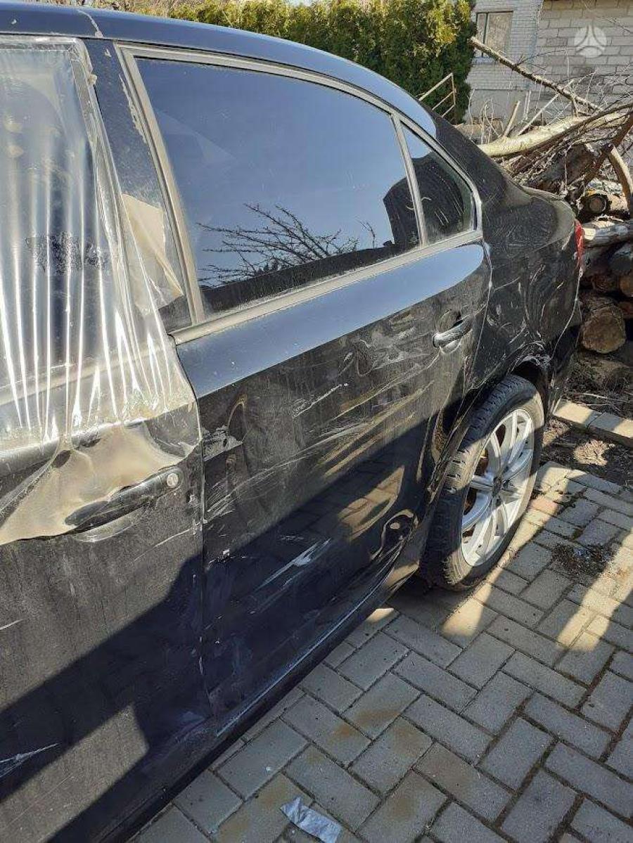 Melns Volkswagen Jetta 2016 Vilkaviškis, ar dzinēja tilpumu 1.40 L un nobraukumu 177 tūkst. km par 5900 €, foto 24 vietnē AUTOMOTO.COM.LV