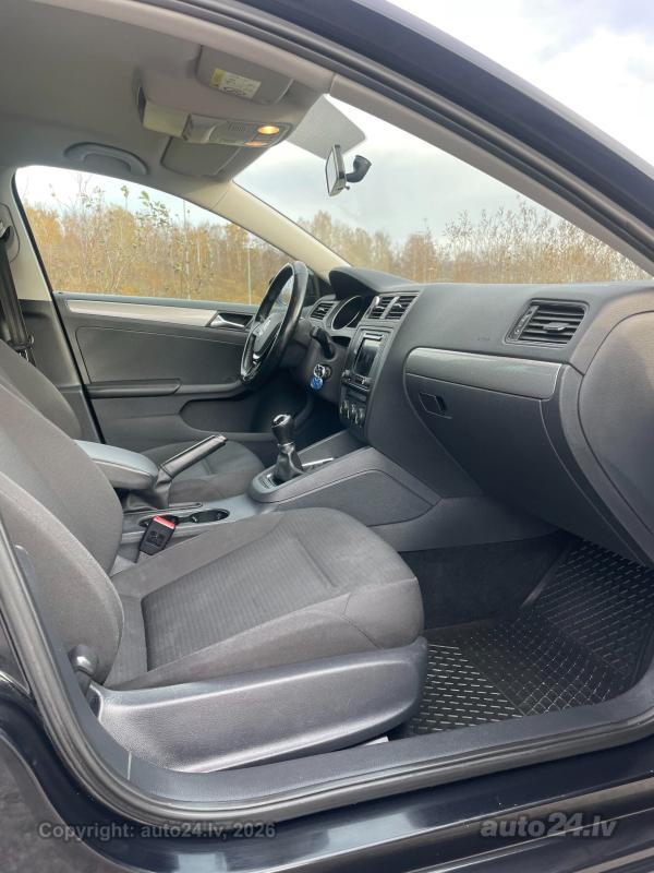 Black Volkswagen Jetta 2016 in Parnu, with an engine capacity of 1.40 L and mileage of 255 thousand km for 6399 €, photo 4 on AUTOMOTO.COM.LV