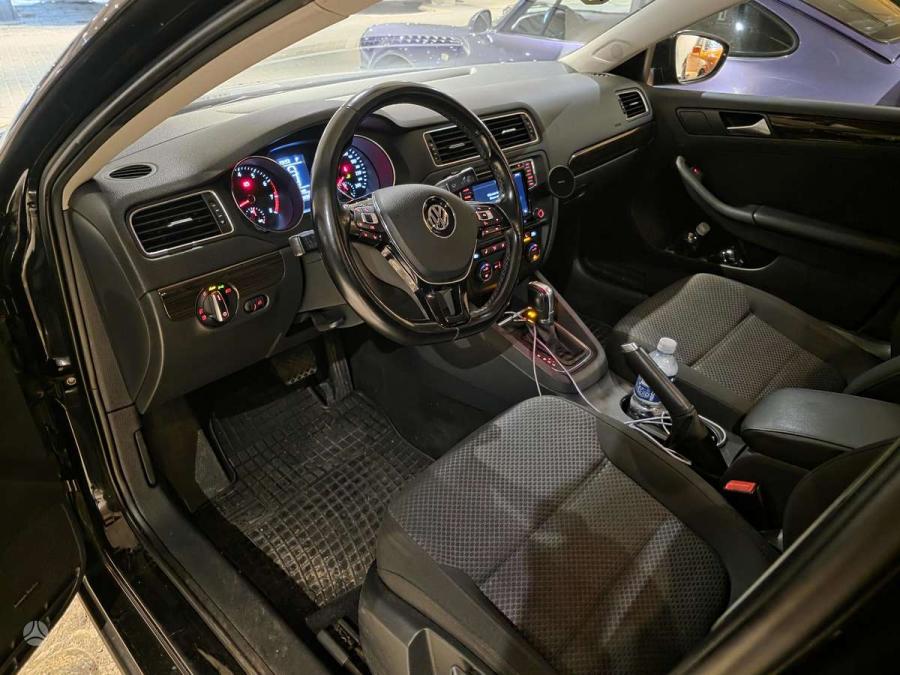 Melns Volkswagen Jetta 2016 Viļņa, ar dzinēja tilpumu 1.40 L un nobraukumu 192 tūkst. km par 8000 €, foto 5 vietnē AUTOMOTO.COM.LV
