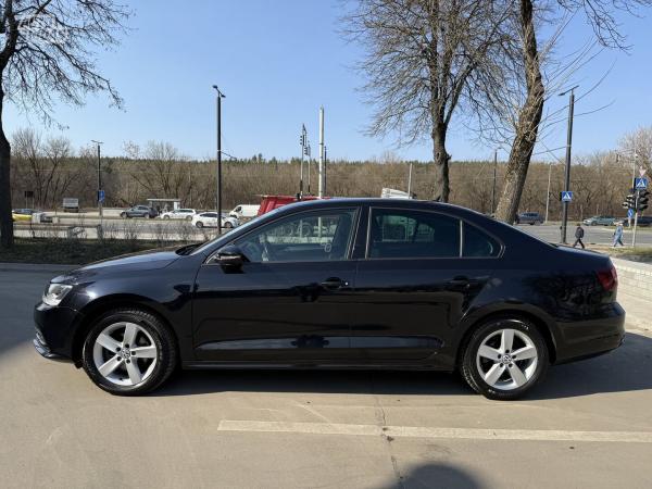 Black Volkswagen Jetta 2017 in Vilnius, with an engine capacity of 1.40 L and mileage of 155 thousand km for 8000 €, photo 3 on AUTOMOTO.COM.LV