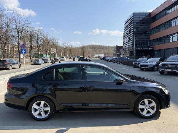 Black Volkswagen Jetta 2017 in Vilnius, with an engine capacity of 1.40 L and mileage of 155 thousand km for 8000 €, photo 5 on AUTOMOTO.COM.LV
