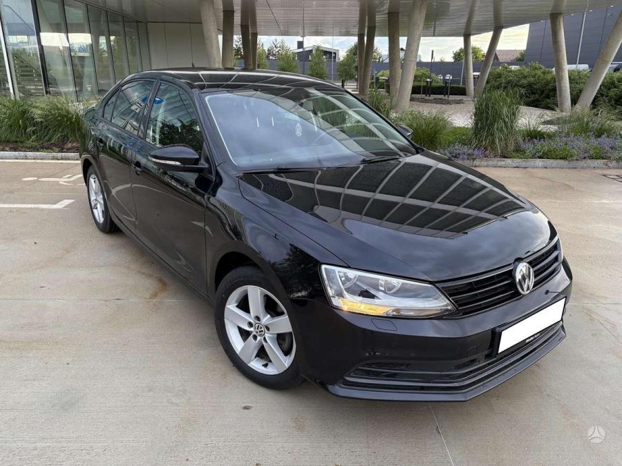 Black Volkswagen Jetta 2017 in Vilnius, with an engine capacity of 1.40 L and mileage of 102 thousand km for 8990 €, photo 1 on AUTOMOTO.COM.LV