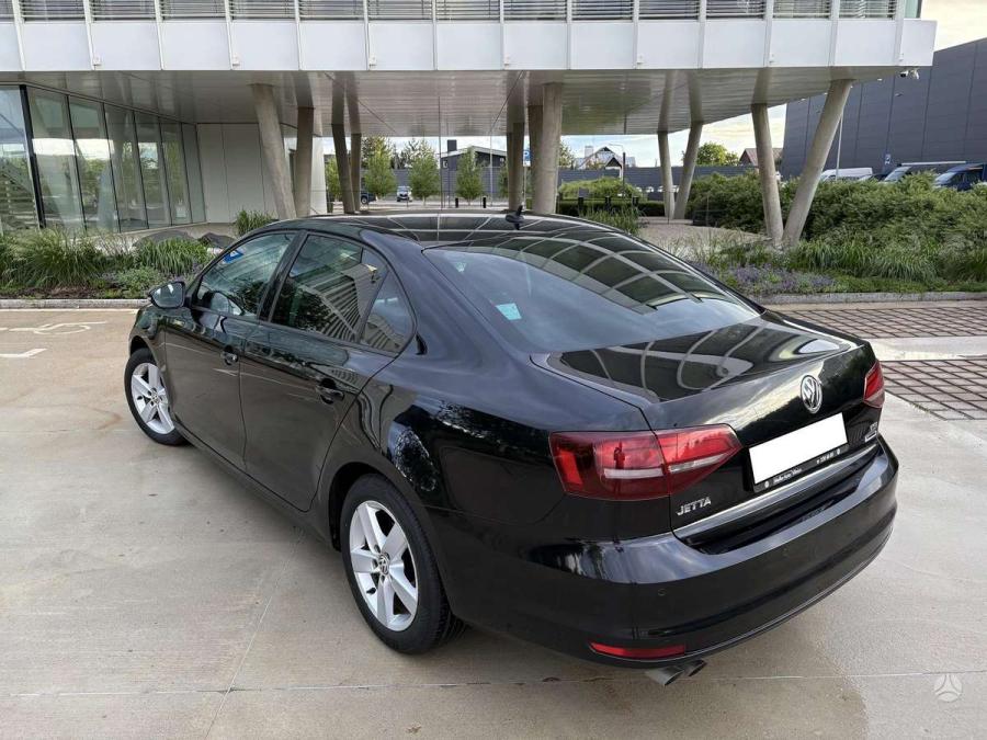 Black Volkswagen Jetta 2017 in Vilnius, with an engine capacity of 1.40 L and mileage of 102 thousand km for 8990 €, photo 4 on AUTOMOTO.COM.LV