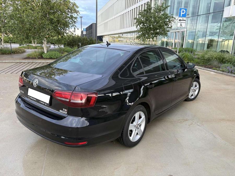 Black Volkswagen Jetta 2017 in Vilnius, with an engine capacity of 1.40 L and mileage of 102 thousand km for 8990 €, photo 5 on AUTOMOTO.COM.LV