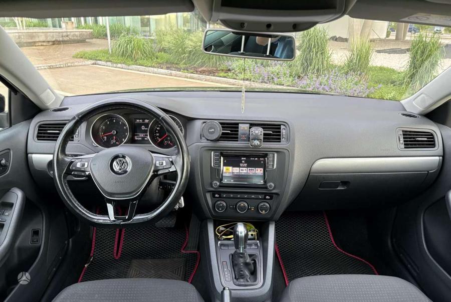 Black Volkswagen Jetta 2017 in Vilnius, with an engine capacity of 1.40 L and mileage of 102 thousand km for 8990 €, photo 6 on AUTOMOTO.COM.LV