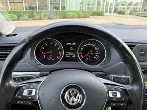Black Volkswagen Jetta 2017 in Vilnius, with an engine capacity of 1.40 L and mileage of 102 thousand km for 8990 €, photo 7 on AUTOMOTO.COM.LV