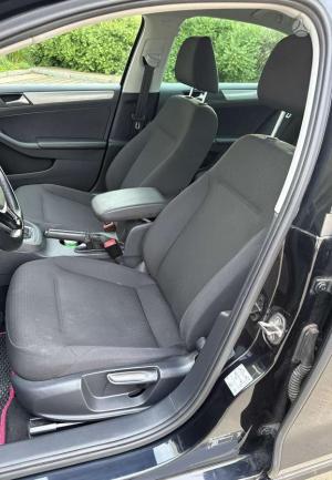 Black Volkswagen Jetta 2017 in Vilnius, with an engine capacity of 1.40 L and mileage of 102 thousand km for 8990 €, photo 8 on AUTOMOTO.COM.LV