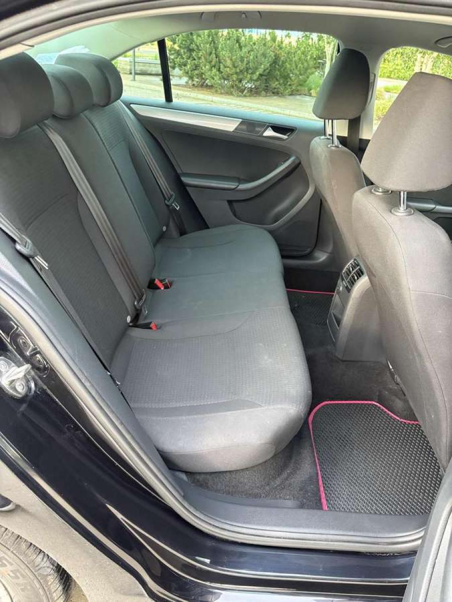 Black Volkswagen Jetta 2017 in Vilnius, with an engine capacity of 1.40 L and mileage of 102 thousand km for 8990 €, photo 10 on AUTOMOTO.COM.LV