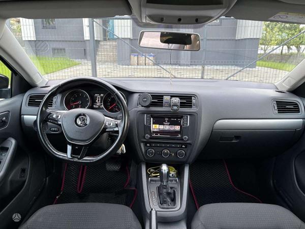 Melns Volkswagen Jetta 2017 Viļņa, ar dzinēja tilpumu 1.40 L un nobraukumu 102 tūkst. km par 8900 €, foto 5 vietnē AUTOMOTO.COM.LV