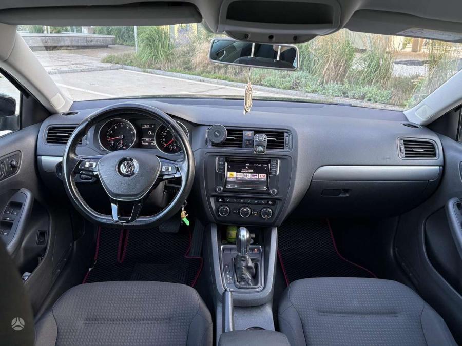 Melns Volkswagen Jetta 2017 Viļņa, ar dzinēja tilpumu 1.40 L un nobraukumu 102 tūkst. km par 8950 €, foto 6 vietnē AUTOMOTO.COM.LV