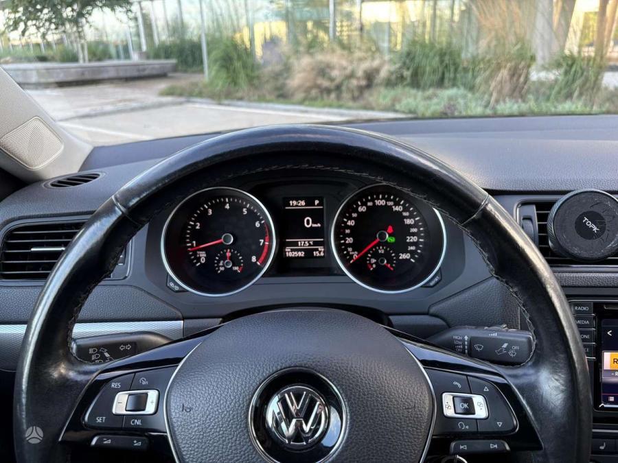 Melns Volkswagen Jetta 2017 Viļņa, ar dzinēja tilpumu 1.40 L un nobraukumu 102 tūkst. km par 8950 €, foto 7 vietnē AUTOMOTO.COM.LV