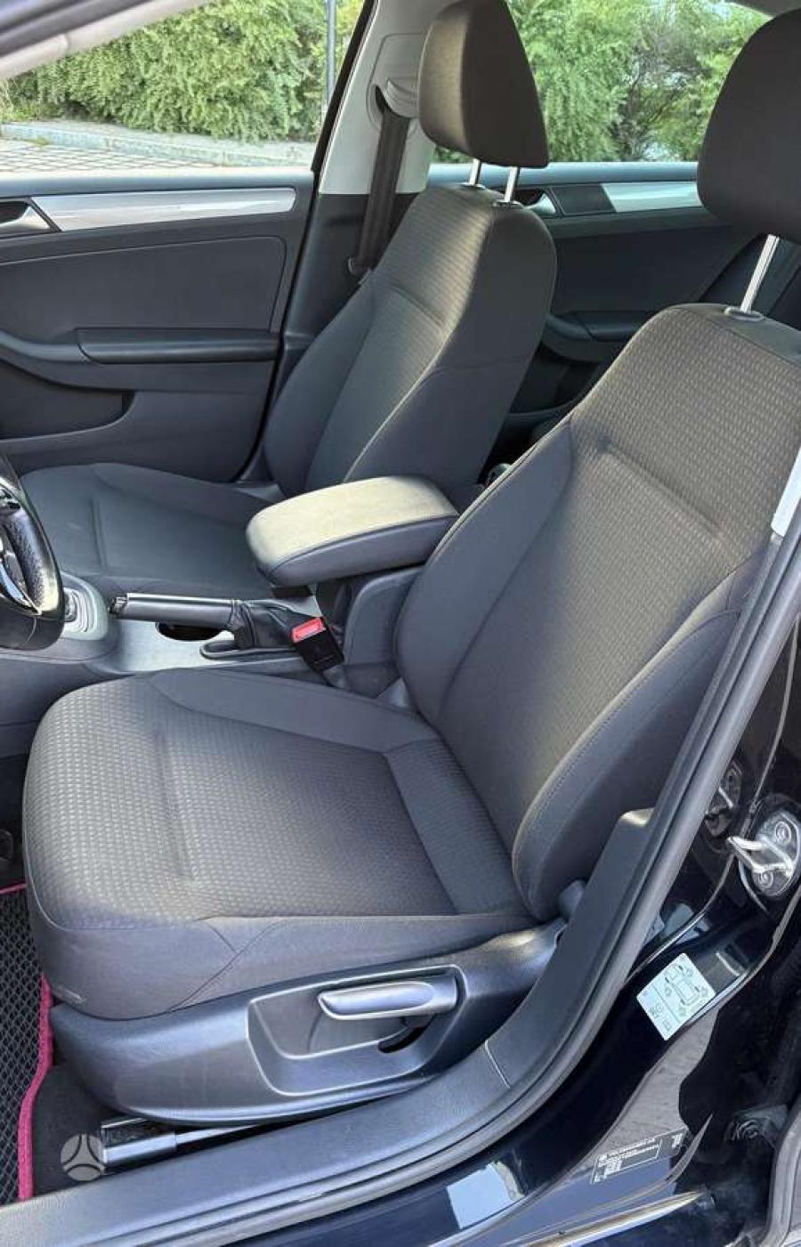 Melns Volkswagen Jetta 2017 Viļņa, ar dzinēja tilpumu 1.40 L un nobraukumu 102 tūkst. km par 8950 €, foto 8 vietnē AUTOMOTO.COM.LV