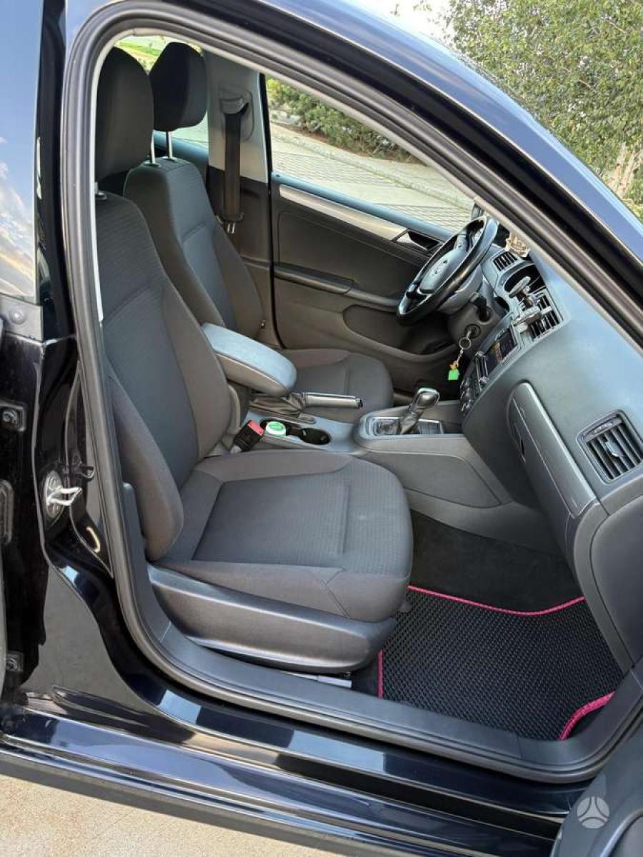 Melns Volkswagen Jetta 2017 Viļņa, ar dzinēja tilpumu 1.40 L un nobraukumu 102 tūkst. km par 8950 €, foto 9 vietnē AUTOMOTO.COM.LV