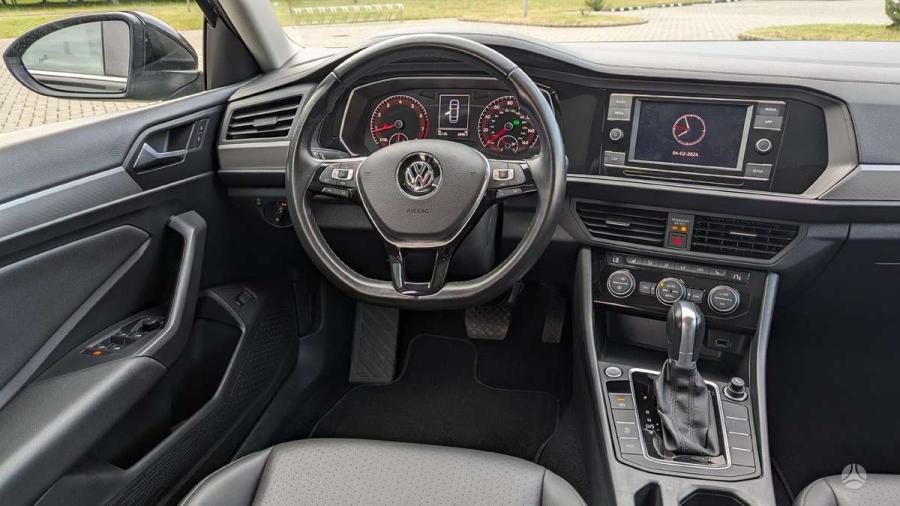 Black Volkswagen Jetta 2019 in Klaipeda, with an engine capacity of 1.40 L and mileage of 45 thousand km for 14200 €, photo 8 on AUTOMOTO.COM.LV