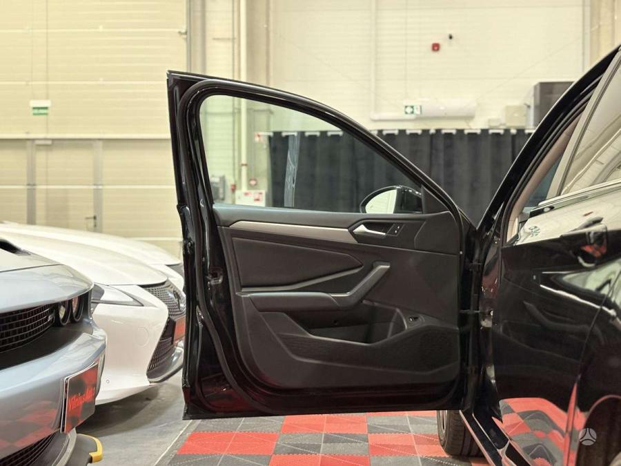 Melns Volkswagen Jetta 2019 Viļņa, ar dzinēja tilpumu 1.40 L un nobraukumu 61 tūkst. km par 11490 €, foto 12 vietnē AUTOMOTO.COM.LV