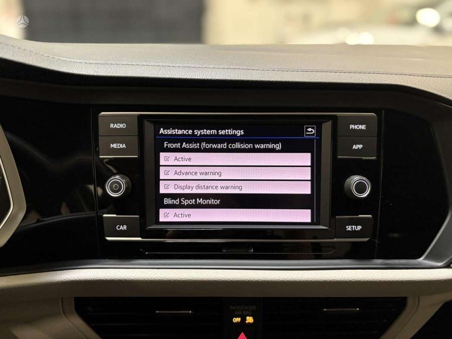 Melns Volkswagen Jetta 2019 Viļņa, ar dzinēja tilpumu 1.40 L un nobraukumu 61 tūkst. km par 11490 €, foto 24 vietnē AUTOMOTO.COM.LV