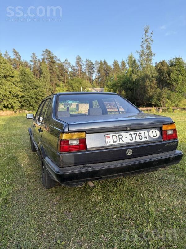 Zils Volkswagen Jetta 1988 Ogre, ar dzinēja tilpumu 1.60 L un nobraukumu 522 tūkst. km par 1100 €, foto 4 vietnē AUTOMOTO.COM.LV
