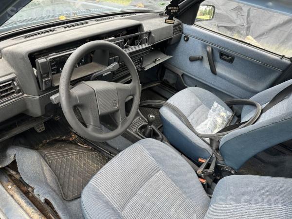 Blue Volkswagen Jetta 1988 in Cesis, with an engine capacity of 1.80 L and mileage of 254 thousand km for 400 €, photo 4 on AUTOMOTO.COM.LV