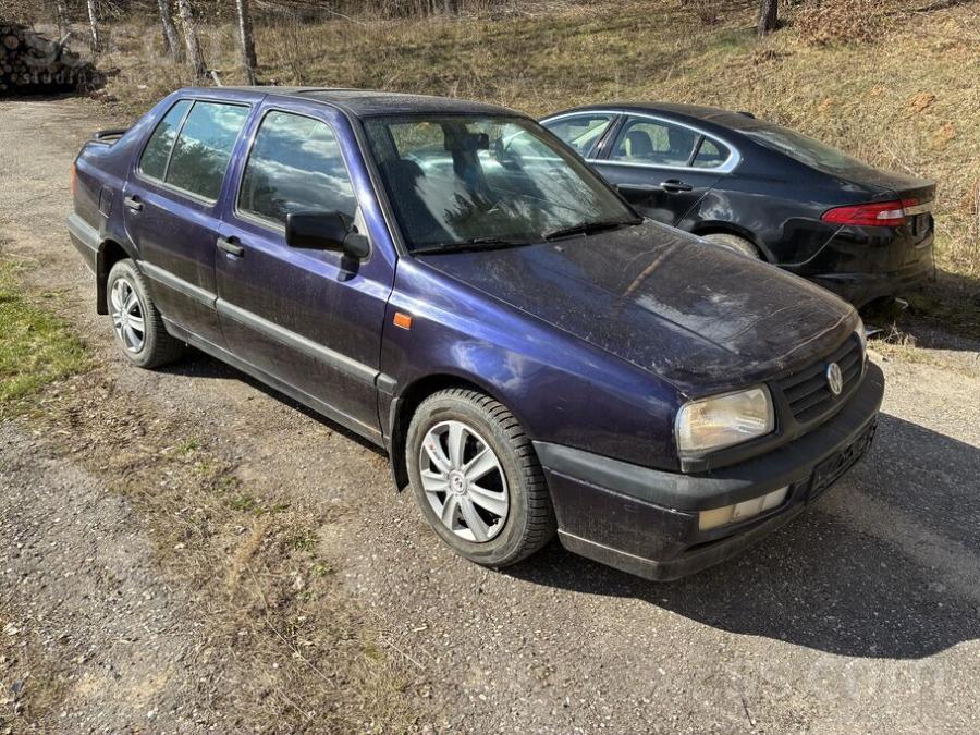 Blue Volkswagen Jetta 1995 in Madona, with an engine capacity of 1.80 L and mileage of 222 thousand km for 650 €, photo 4 on AUTOMOTO.COM.LV