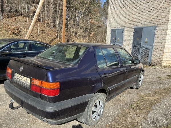 Zils Volkswagen Jetta 1995 Madona, ar dzinēja tilpumu 1.80 L un nobraukumu 222 tūkst. km par 650 €, foto 4 vietnē AUTOMOTO.COM.LV