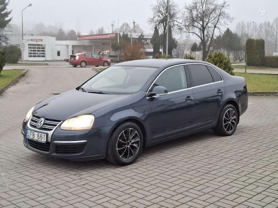 Blue Volkswagen Jetta 2006 in Plunge, with an engine capacity of 1.90 L and mileage of 265 thousand km for 1450 €, photo 1 on AUTOMOTO.COM.LV