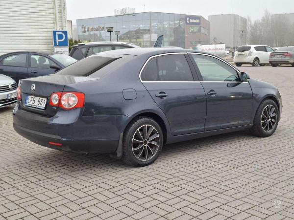 Blue Volkswagen Jetta 2006 in Plunge, with an engine capacity of 1.90 L and mileage of 265 thousand km for 1450 €, photo 5 on AUTOMOTO.COM.LV