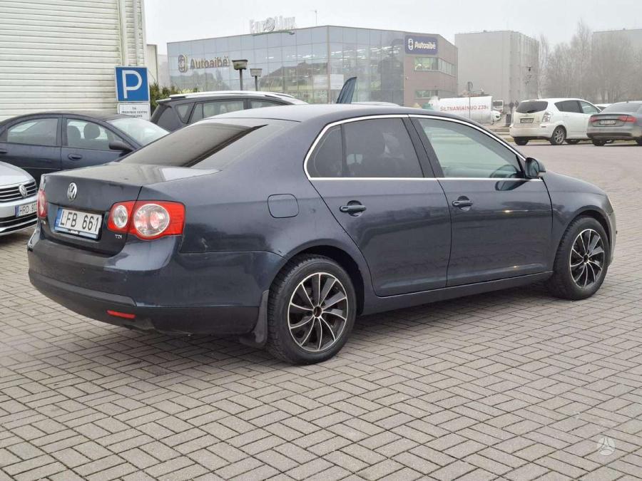 Blue Volkswagen Jetta 2006 in Plunge, with an engine capacity of 1.90 L and mileage of 265 thousand km for 1450 €, photo 5 on AUTOMOTO.COM.LV