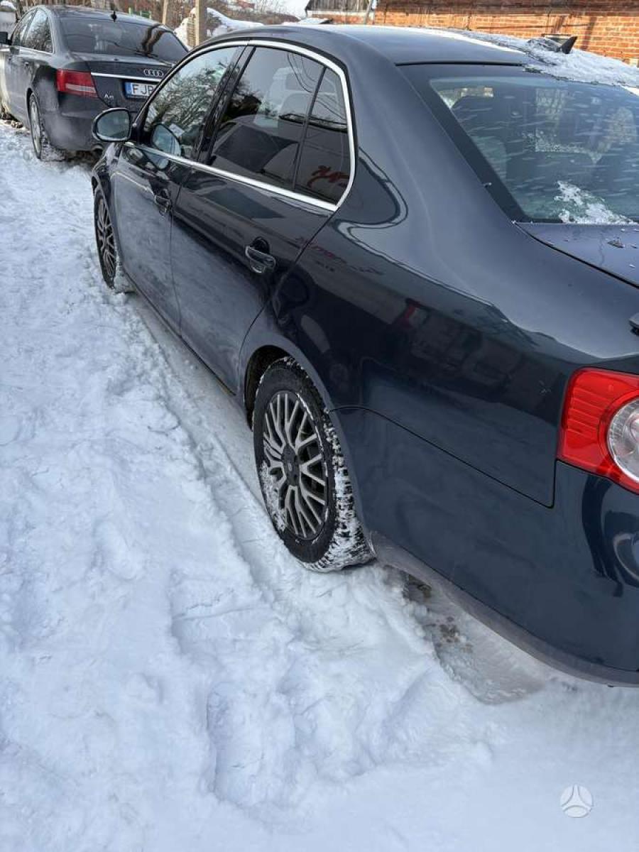 Blue Volkswagen Jetta 2006 in Kaunas, with an engine capacity of 1.90 L and mileage of 332 thousand km for 1000 €, photo 4 on AUTOMOTO.COM.LV