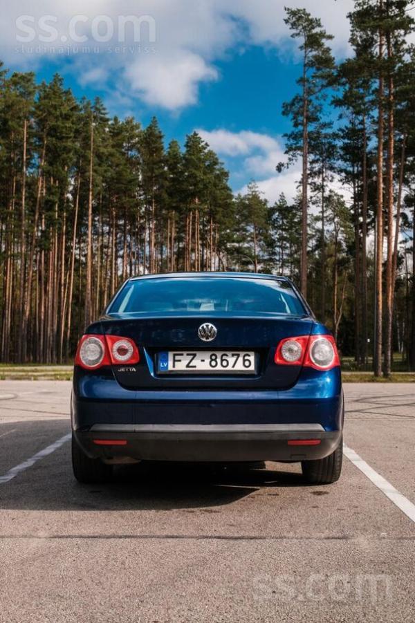 Blue Volkswagen Jetta 2006 in Riga, with an engine capacity of 1.60 L and mileage of 207 thousand km for 1700 €, photo 3 on AUTOMOTO.COM.LV
