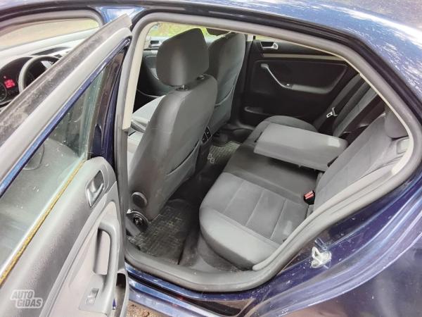 Blue Volkswagen Jetta 2006 in Kaunas, with an engine capacity of 1.60 L and mileage of 317 thousand km for 1490 €, photo 5 on AUTOMOTO.COM.LV