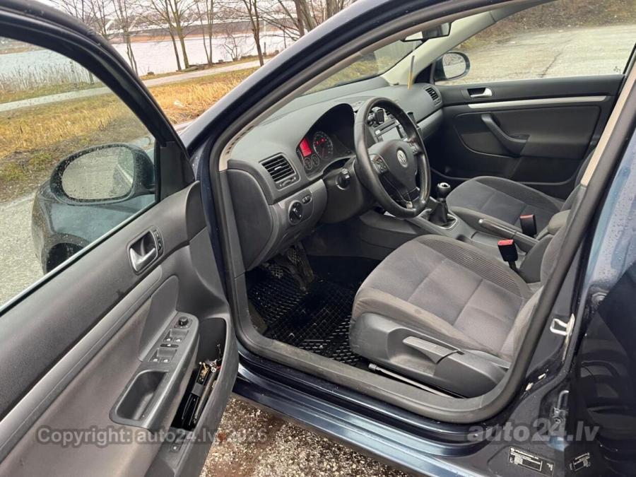 Blue Volkswagen Jetta 2007 in Parnu, with an engine capacity of 1.60 L and mileage of 262 thousand km for 1700 €, photo 7 on AUTOMOTO.COM.LV