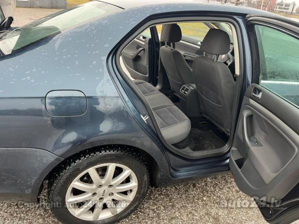 Blue Volkswagen Jetta 2007 in Parnu, with an engine capacity of 1.60 L and mileage of 262 thousand km for 1700 €, photo 10 on AUTOMOTO.COM.LV