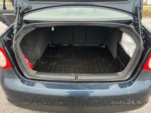 Blue Volkswagen Jetta 2007 in Parnu, with an engine capacity of 1.60 L and mileage of 262 thousand km for 1700 €, photo 12 on AUTOMOTO.COM.LV
