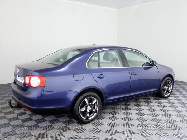 Zils Volkswagen Jetta 2007 Tallina, ar dzinēja tilpumu 1.60 L un nobraukumu 317 tūkst. km par 899 €, foto 3 vietnē AUTOMOTO.COM.LV
