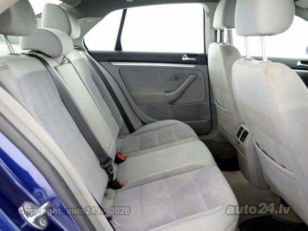 Zils Volkswagen Jetta 2007 Tallina, ar dzinēja tilpumu 1.60 L un nobraukumu 317 tūkst. km par 899 €, foto 7 vietnē AUTOMOTO.COM.LV