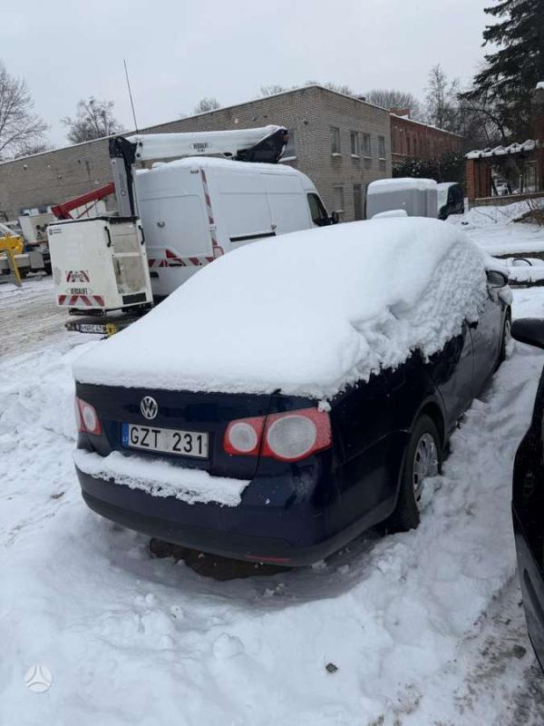 Blue Volkswagen Jetta 2010 in Kaunas, with an engine capacity of 1.90 L and mileage of 295 thousand km for 999 €, photo 1 on AUTOMOTO.COM.LV