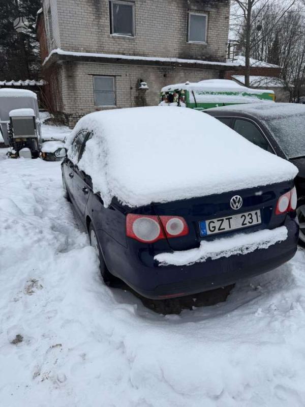 Blue Volkswagen Jetta 2010 in Kaunas, with an engine capacity of 1.90 L and mileage of 295 thousand km for 950 €, photo 4 on AUTOMOTO.COM.LV