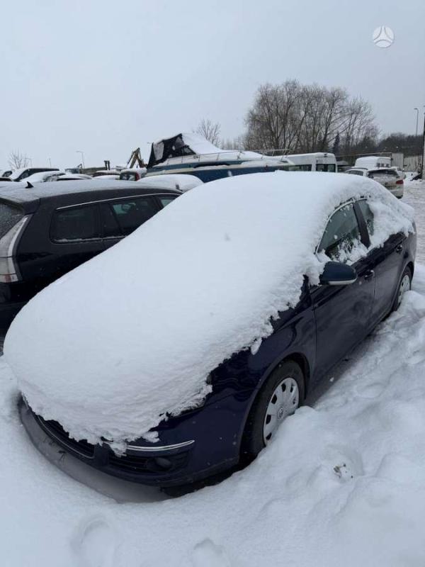Blue Volkswagen Jetta 2010 in Kaunas, with an engine capacity of 1.90 L and mileage of 295 thousand km for 950 €, photo 5 on AUTOMOTO.COM.LV