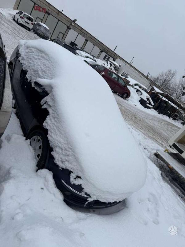 Blue Volkswagen Jetta 2010 in Kaunas, with an engine capacity of 1.90 L and mileage of 295 thousand km for 950 €, photo 6 on AUTOMOTO.COM.LV