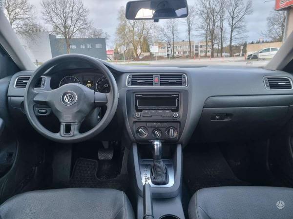 Zils Volkswagen Jetta 2011 Tauragė, ar dzinēja tilpumu 2.50 L un nobraukumu 155 tūkst. km par 2950 €, foto 9 vietnē AUTOMOTO.COM.LV